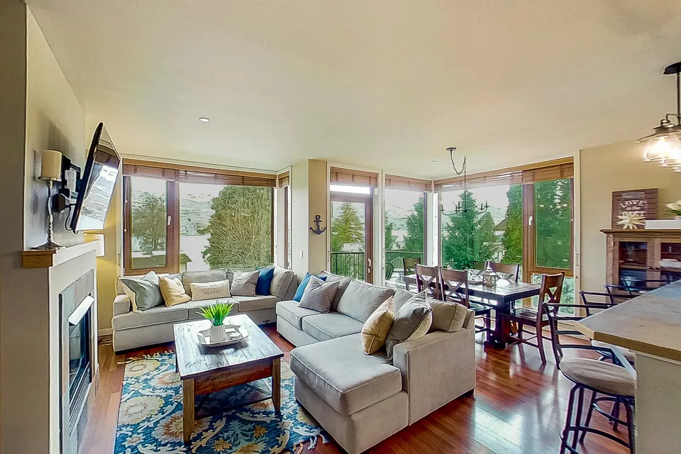 Spacious condo with lake view, tennis, pool, hot | Whimstay