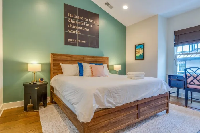 The Elliott King Beds & Workspaces in 12 South | Whimstay
